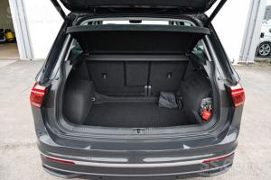 Pelēks Volkswagen Tiguan 2023 Rīga, ar dzinēja tilpumu 2.00 L un nobraukumu 36 tūkst. km par 26900 €, foto 24 vietnē AUTOMOTO.COM.LV