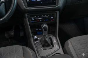 Pelēks Volkswagen Tiguan 2023 Viļņa, ar dzinēja tilpumu 1.50 L un nobraukumu 93 tūkst. km par 22500 €, foto 17 vietnē AUTOMOTO.COM.LV