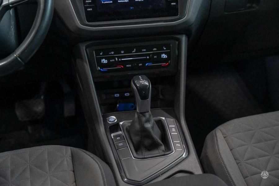 Pelēks Volkswagen Tiguan 2023 Viļņa, ar dzinēja tilpumu 1.50 L un nobraukumu 93 tūkst. km par 22500 €, foto 17 vietnē AUTOMOTO.COM.LV