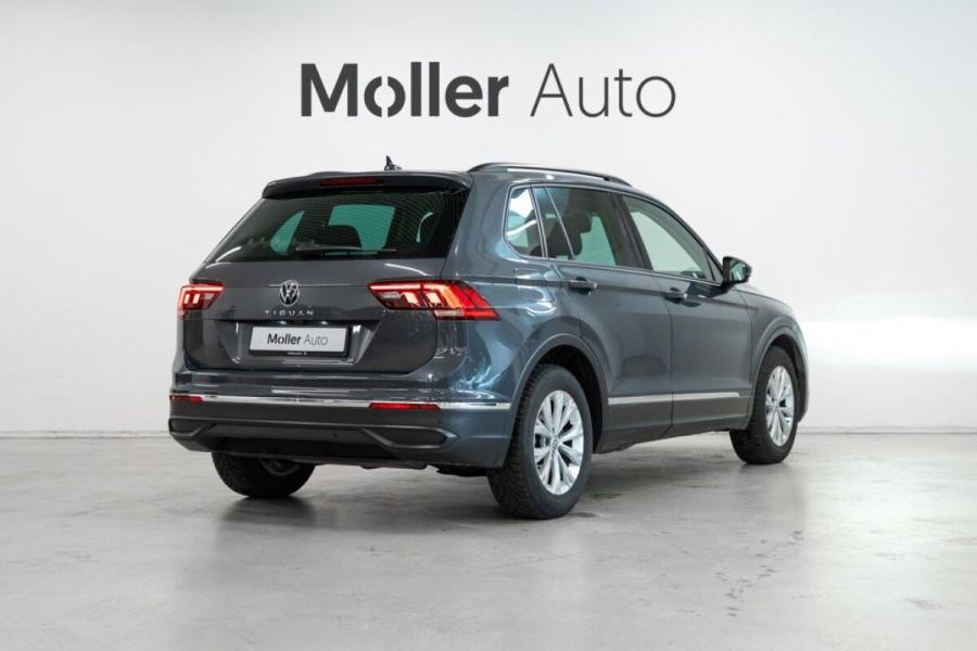 Grey Volkswagen Tiguan 2023 in Vilnius, with an engine capacity of 1.50 L and mileage of 93 thousand km for 22500 €, photo 8 on AUTOMOTO.COM.LV