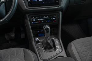 Grey Volkswagen Tiguan 2023 in Vilnius, with an engine capacity of 1.50 L and mileage of 93 thousand km for 22500 €, photo 21 on AUTOMOTO.COM.LV