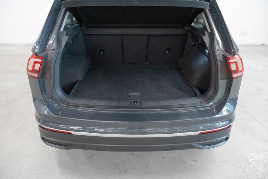 Grey Volkswagen Tiguan 2023 in Vilnius, with an engine capacity of 1.50 L and mileage of 93 thousand km for 22500 €, photo 23 on AUTOMOTO.COM.LV
