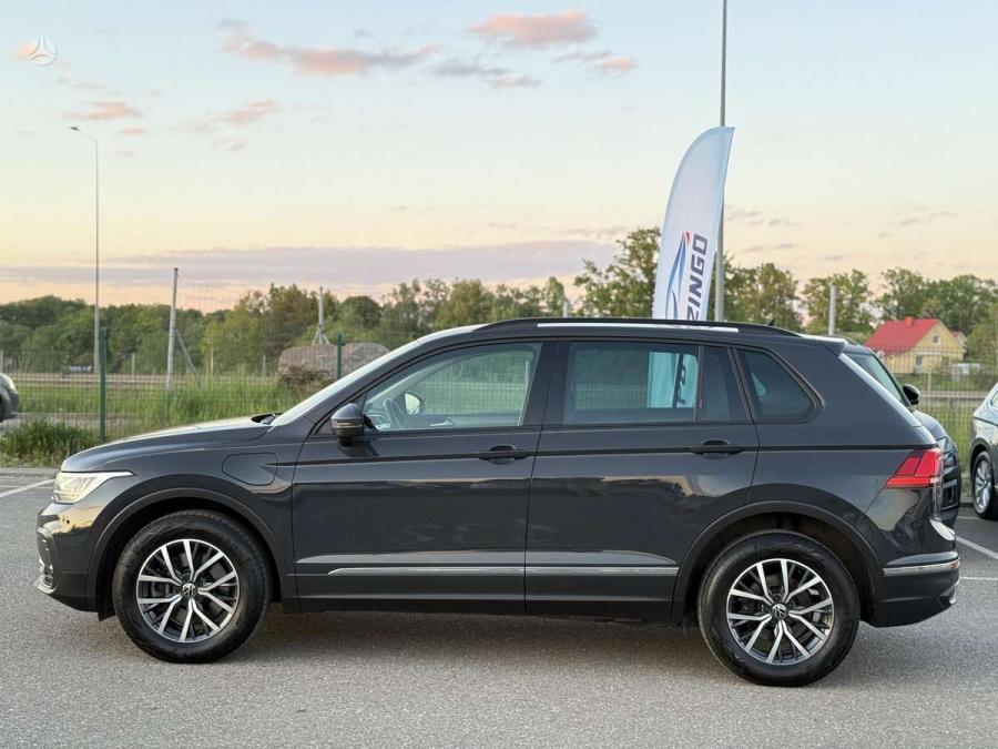 Pelēks Volkswagen Tiguan 2023 Viļņa, ar dzinēja tilpumu 1.40 L un nobraukumu 184 tūkst. km par 19799 €, foto 3 vietnē AUTOMOTO.COM.LV