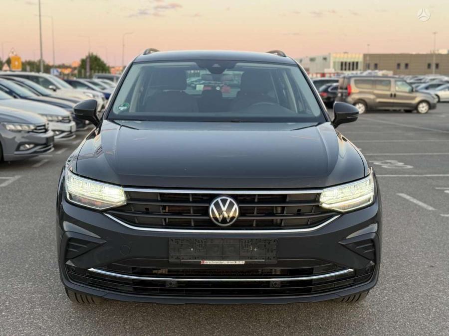 Pelēks Volkswagen Tiguan 2023 Viļņa, ar dzinēja tilpumu 1.40 L un nobraukumu 184 tūkst. km par 19799 €, foto 4 vietnē AUTOMOTO.COM.LV