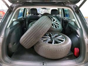 Pelēks Volkswagen Tiguan 2023 Viļņa, ar dzinēja tilpumu 1.40 L un nobraukumu 184 tūkst. km par 19799 €, foto 44 vietnē AUTOMOTO.COM.LV