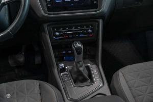 Pelēks Volkswagen Tiguan 2023 Viļņa, ar dzinēja tilpumu 1.50 L un nobraukumu 93 tūkst. km par 22100 €, foto 17 vietnē AUTOMOTO.COM.LV