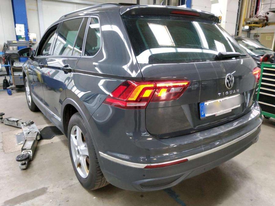 Grey Volkswagen Tiguan 2023 in Vilnius, with an engine capacity of 1.40 L and mileage of 184 thousand km for 19750 €, photo 37 on AUTOMOTO.COM.LV