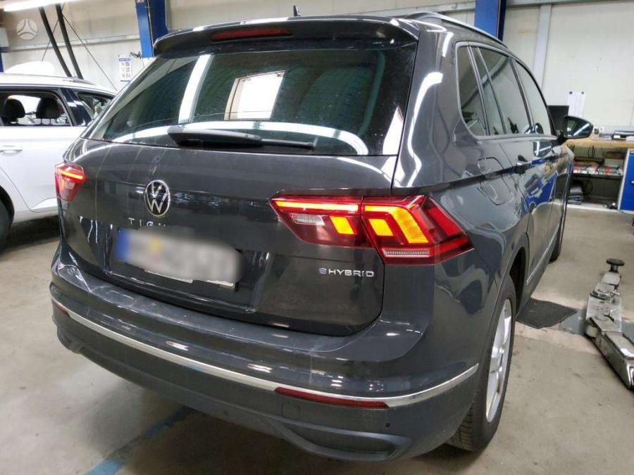 Grey Volkswagen Tiguan 2023 in Vilnius, with an engine capacity of 1.40 L and mileage of 184 thousand km for 19750 €, photo 38 on AUTOMOTO.COM.LV