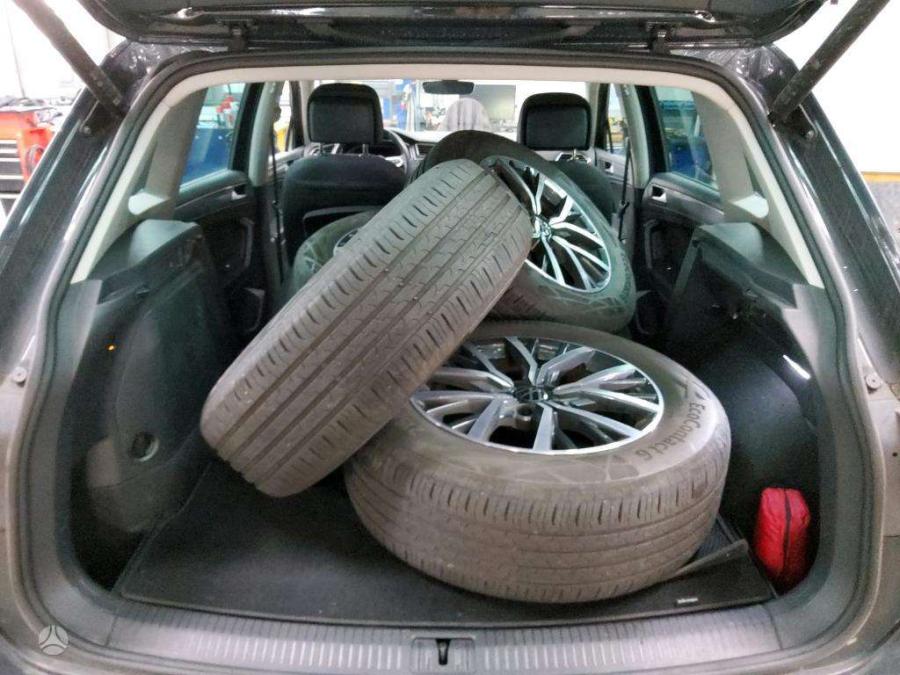 Grey Volkswagen Tiguan 2023 in Vilnius, with an engine capacity of 1.40 L and mileage of 184 thousand km for 19750 €, photo 42 on AUTOMOTO.COM.LV