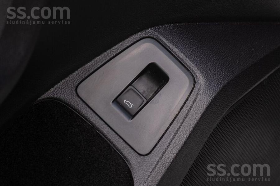 Grey Volkswagen Tiguan 2023 in Riga, with an engine capacity of 2.00 L and mileage of 108 thousand km for 28450 €, photo 21 on AUTOMOTO.COM.LV