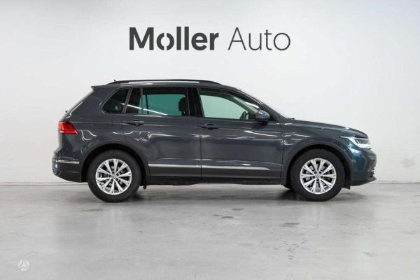 Grey Volkswagen Tiguan 2023 in Vilnius, with an engine capacity of 1.50 L and mileage of 93 thousand km for 21500 €, photo 4 on AUTOMOTO.COM.LV