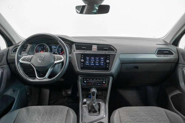 Grey Volkswagen Tiguan 2023 in Vilnius, with an engine capacity of 1.50 L and mileage of 93 thousand km for 21500 €, photo 8 on AUTOMOTO.COM.LV