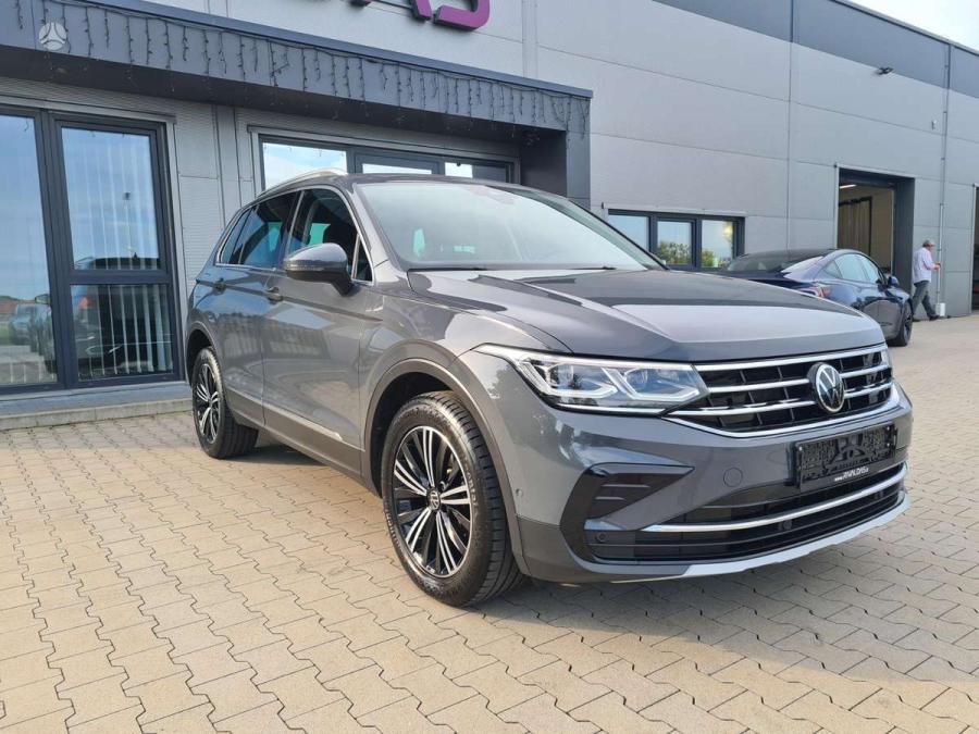 Grey Volkswagen Tiguan 2023 in Siauliai, with an engine capacity of 1.40 L and mileage of 172 thousand km for 21990 €, photo 4 on AUTOMOTO.COM.LV