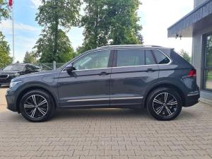 Grey Volkswagen Tiguan 2023 in Siauliai, with an engine capacity of 1.40 L and mileage of 172 thousand km for 21990 €, photo 5 on AUTOMOTO.COM.LV