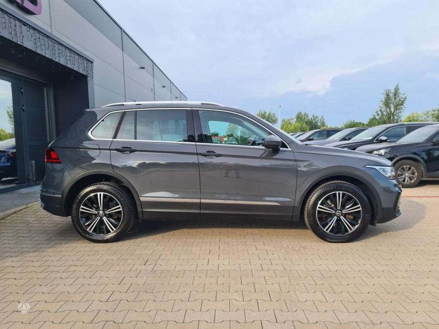 Grey Volkswagen Tiguan 2023 in Siauliai, with an engine capacity of 1.40 L and mileage of 172 thousand km for 21990 €, photo 6 on AUTOMOTO.COM.LV