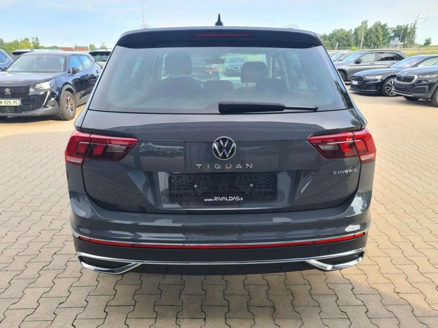 Grey Volkswagen Tiguan 2023 in Siauliai, with an engine capacity of 1.40 L and mileage of 172 thousand km for 21990 €, photo 8 on AUTOMOTO.COM.LV