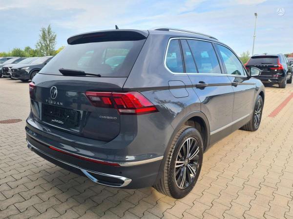Grey Volkswagen Tiguan 2023 in Siauliai, with an engine capacity of 1.40 L and mileage of 172 thousand km for 21990 €, photo 8 on AUTOMOTO.COM.LV