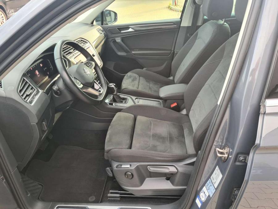 Grey Volkswagen Tiguan 2023 in Siauliai, with an engine capacity of 1.40 L and mileage of 172 thousand km for 21990 €, photo 14 on AUTOMOTO.COM.LV