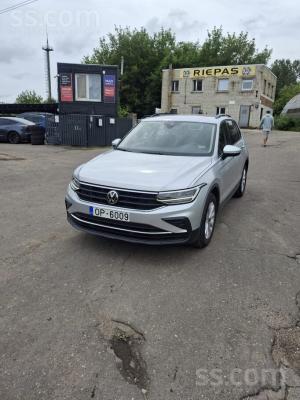 Pelēks Volkswagen Tiguan 2023 Rīga, ar dzinēja tilpumu 1.50 L un nobraukumu 99 tūkst. km par 26890 €, foto  vietnē AUTOMOTO.COM.LV