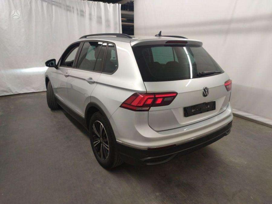 Grey Volkswagen Tiguan 2023 in Vilnius, with an engine capacity of 1.50 L and mileage of 199 thousand km for 20330 €, photo 6 on AUTOMOTO.COM.LV