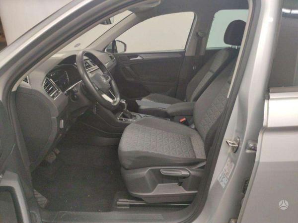 Pelēks Volkswagen Tiguan 2023 Viļņa, ar dzinēja tilpumu 1.50 L un nobraukumu 199 tūkst. km par 20330 €, foto 8 vietnē AUTOMOTO.COM.LV