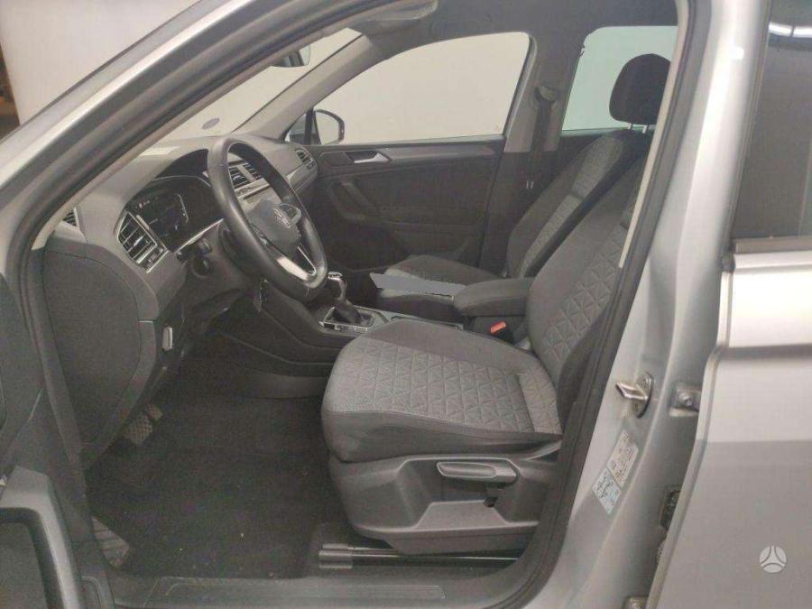 Grey Volkswagen Tiguan 2023 in Vilnius, with an engine capacity of 1.50 L and mileage of 199 thousand km for 20330 €, photo 8 on AUTOMOTO.COM.LV