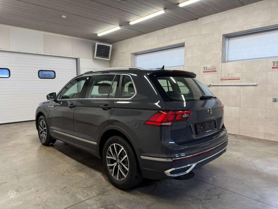 Grey Volkswagen Tiguan 2023 in Marijampole, with an engine capacity of 1.50 L and mileage of 90 thousand km for 26015 €, photo 5 on AUTOMOTO.COM.LV