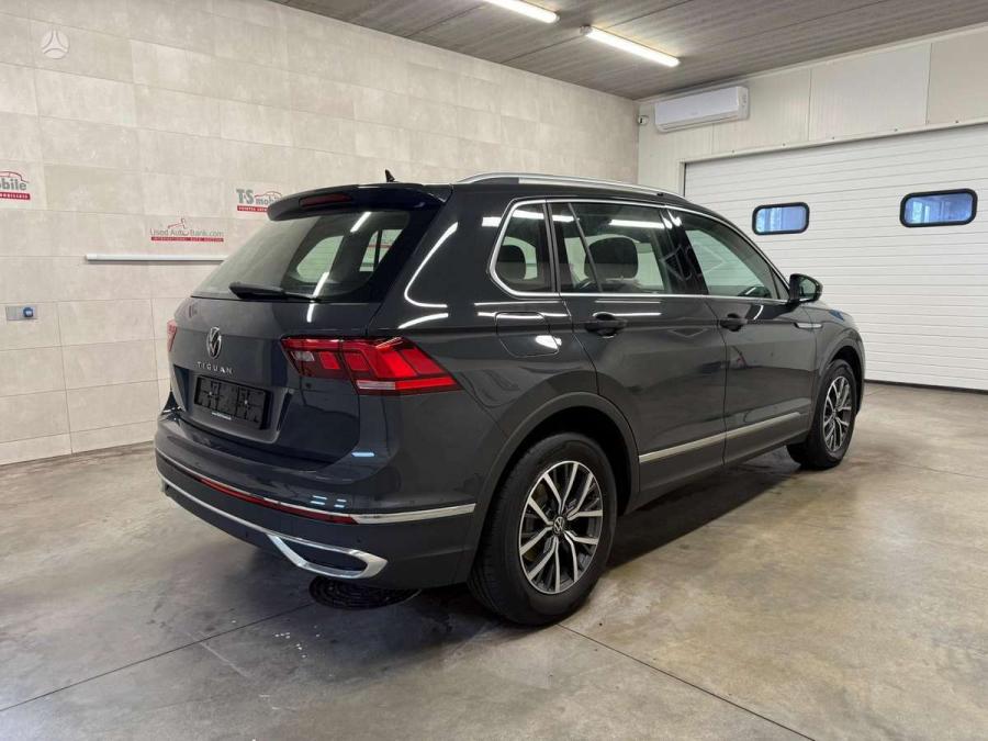Grey Volkswagen Tiguan 2023 in Marijampole, with an engine capacity of 1.50 L and mileage of 90 thousand km for 26015 €, photo 7 on AUTOMOTO.COM.LV