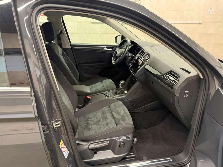 Grey Volkswagen Tiguan 2023 in Marijampole, with an engine capacity of 1.50 L and mileage of 90 thousand km for 26015 €, photo 9 on AUTOMOTO.COM.LV