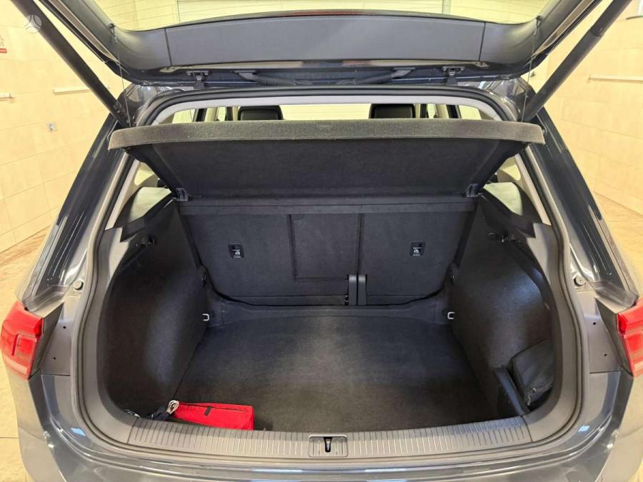 Grey Volkswagen Tiguan 2023 in Marijampole, with an engine capacity of 1.50 L and mileage of 90 thousand km for 26015 €, photo 20 on AUTOMOTO.COM.LV