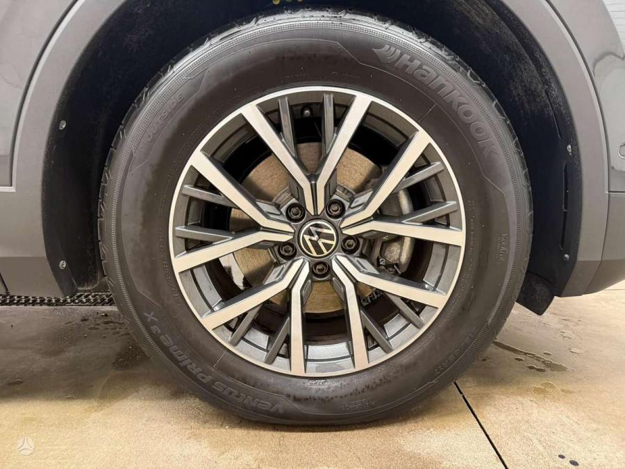 Grey Volkswagen Tiguan 2023 in Marijampole, with an engine capacity of 1.50 L and mileage of 90 thousand km for 26015 €, photo 25 on AUTOMOTO.COM.LV