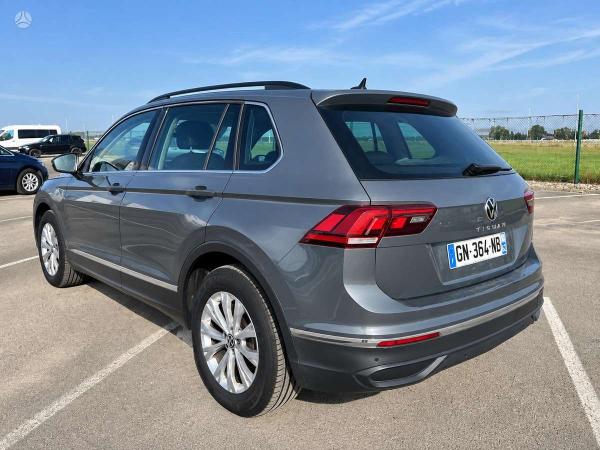 Grey Volkswagen Tiguan 2023 in Marijampole, with an engine capacity of 1.50 L and mileage of 173 thousand km for 19602 €, photo 3 on AUTOMOTO.COM.LV