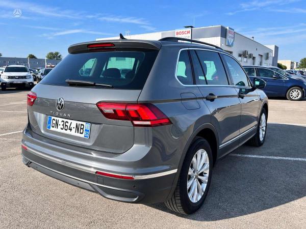 Grey Volkswagen Tiguan 2023 in Marijampole, with an engine capacity of 1.50 L and mileage of 173 thousand km for 19602 €, photo 5 on AUTOMOTO.COM.LV