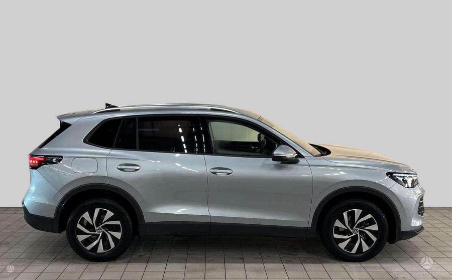 Grey Volkswagen Tiguan 2024 in Kaunas, with an engine capacity of 1.50 L and mileage of 40 thousand km for 30500 €, photo 4 on AUTOMOTO.COM.LV