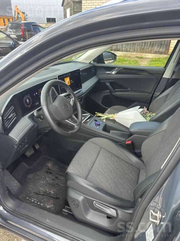 Grey Volkswagen Tiguan 2024 in Madona, with an engine capacity of 1.50 L and mileage of 49 thousand km for 29000 €, photo 5 on AUTOMOTO.COM.LV