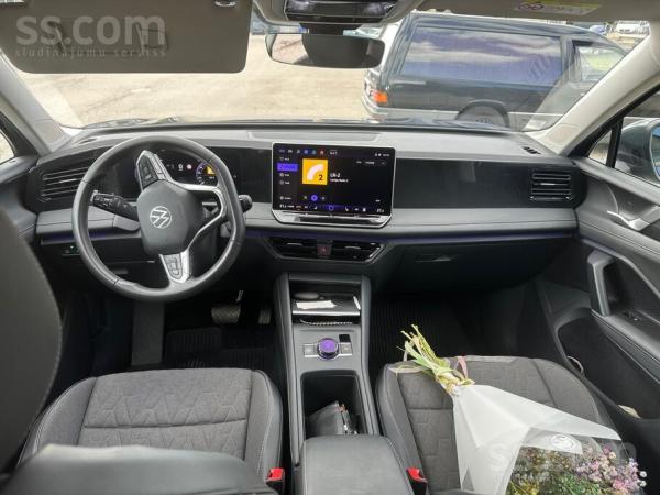 Grey Volkswagen Tiguan 2024 in Madona, with an engine capacity of 1.50 L and mileage of 49 thousand km for 29000 €, photo 6 on AUTOMOTO.COM.LV