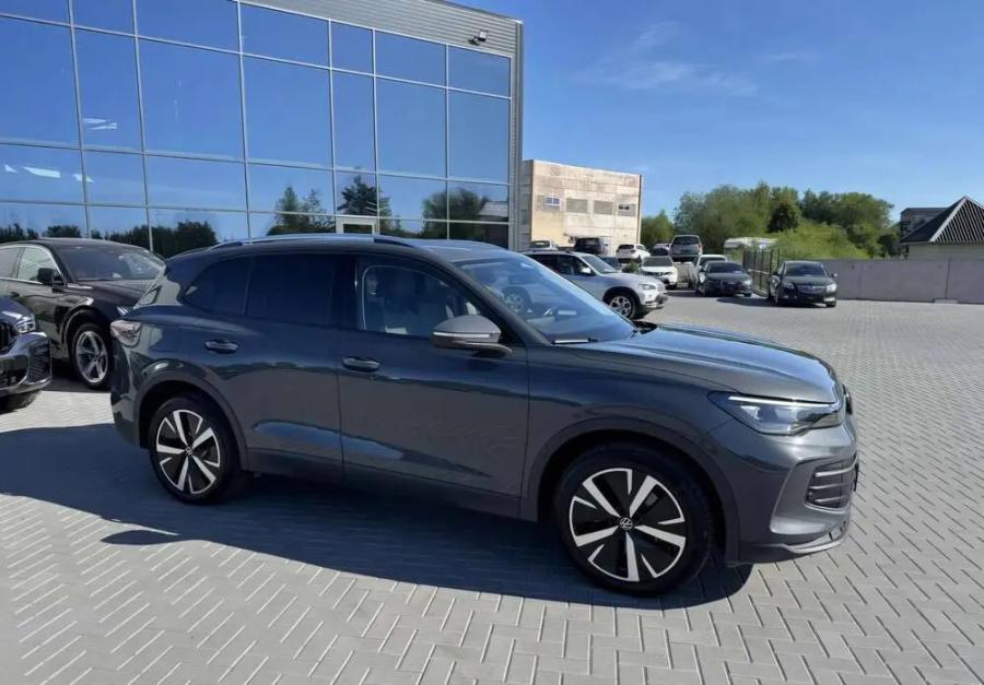 Grey Volkswagen Tiguan 2024 in Telschi, with an engine capacity of 2.00 L and mileage of 80 thousand km for 34490 €, photo 3 on AUTOMOTO.COM.LV