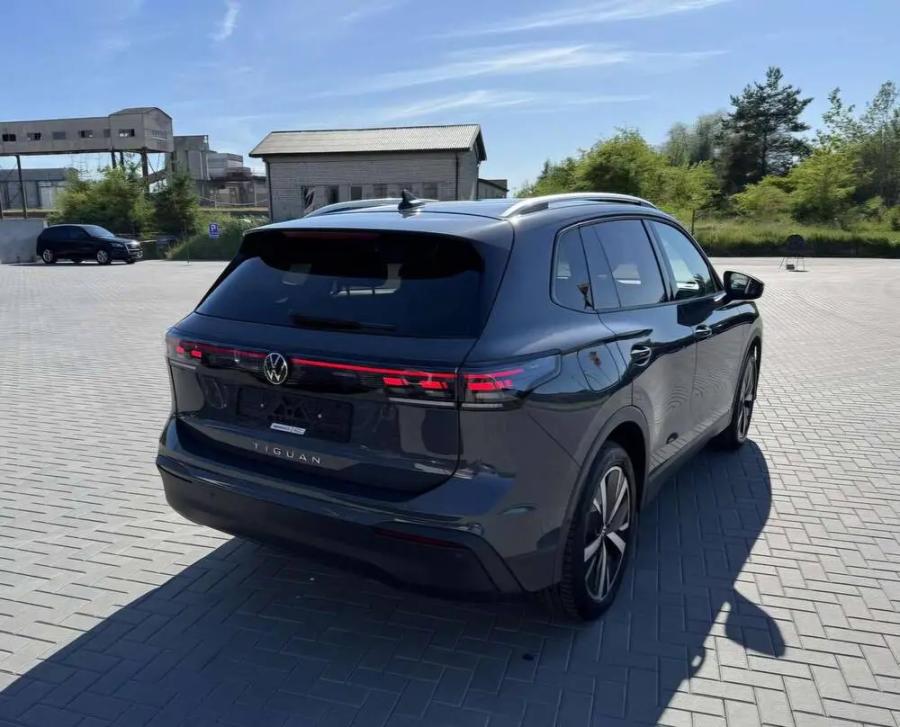 Grey Volkswagen Tiguan 2024 in Telschi, with an engine capacity of 2.00 L and mileage of 80 thousand km for 34490 €, photo 10 on AUTOMOTO.COM.LV