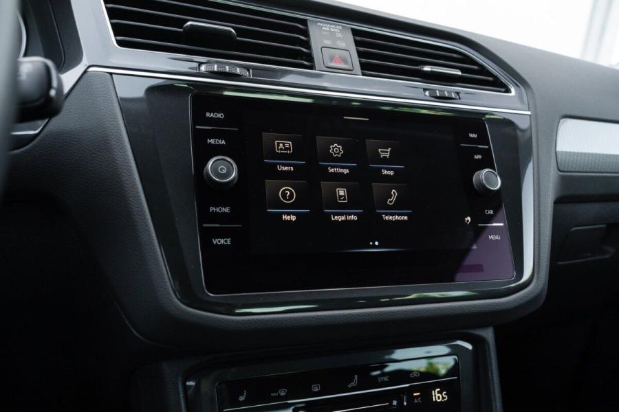 Pelēks Volkswagen Tiguan 2024 Rīga, ar dzinēja tilpumu 1.50 L un nobraukumu 61 tūkst. km par 23500 €, foto 24 vietnē AUTOMOTO.COM.LV