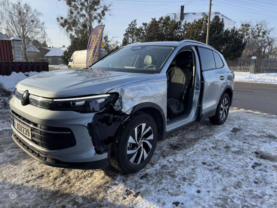 Grey Volkswagen Tiguan 2025 in Kaunas, with an engine capacity of 1.50 L and mileage of 965 thousand km for 23700 €, photo 6 on AUTOMOTO.COM.LV