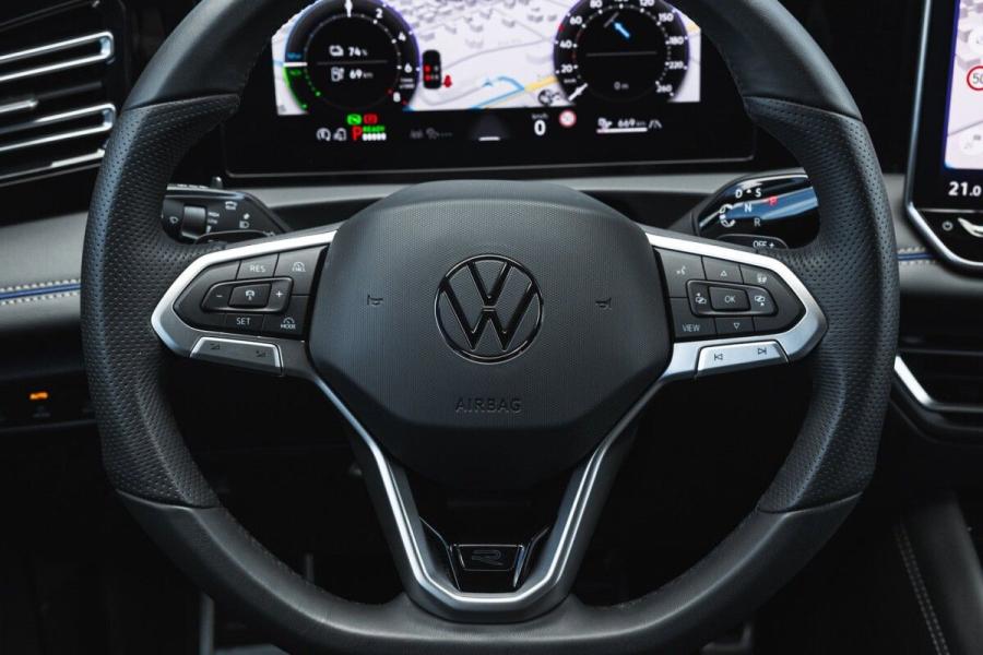 Pelēks Volkswagen Tiguan 2025 Ventspils, ar dzinēja tilpumu 1.50 L un nobraukumu 16 tūkst. km par 47500 €, foto 19 vietnē AUTOMOTO.COM.LV