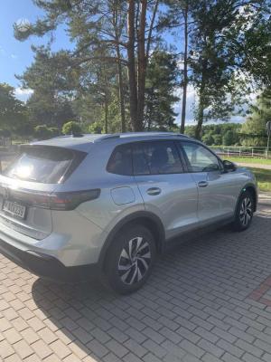 Pelēks Volkswagen Tiguan 2025 Birštonas, ar dzinēja tilpumu 1.50 L un nobraukumu 990 tūkst. km par 34900 €, foto 4 vietnē AUTOMOTO.COM.LV