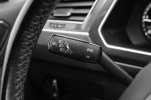 Pelēks Volkswagen Tiguan 2017 Rīga, ar dzinēja tilpumu 2.00 L un nobraukumu 211 tūkst. km par 13850 €, foto 9 vietnē AUTOMOTO.COM.LV