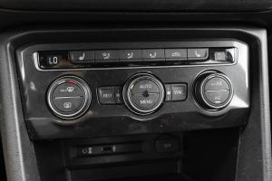 Pelēks Volkswagen Tiguan 2017 Rīga, ar dzinēja tilpumu 2.00 L un nobraukumu 211 tūkst. km par 13850 €, foto 14 vietnē AUTOMOTO.COM.LV