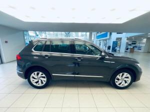 Pelēks Volkswagen Tiguan 2021 Jehvi, ar dzinēja tilpumu 2.00 L un nobraukumu 131 tūkst. km par 28000 €, foto 4 vietnē AUTOMOTO.COM.LV