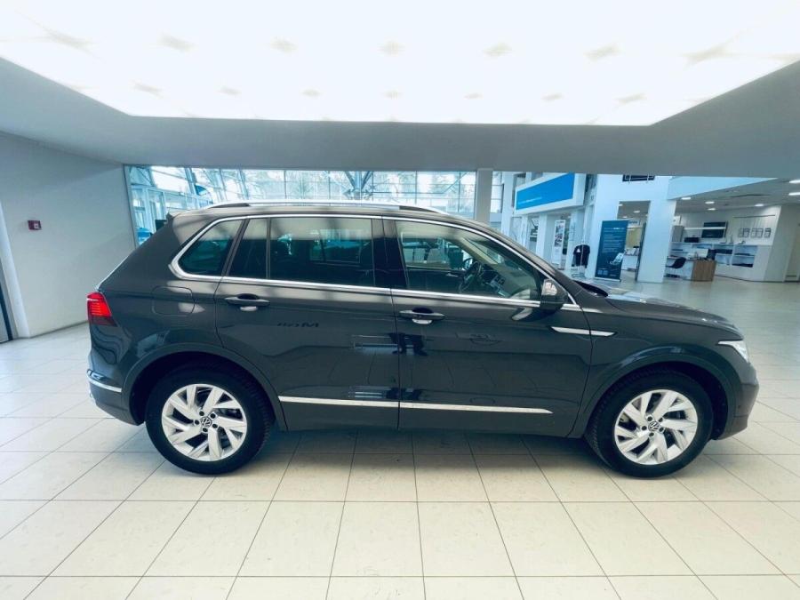 Pelēks Volkswagen Tiguan 2021 Jehvi, ar dzinēja tilpumu 2.00 L un nobraukumu 131 tūkst. km par 28000 €, foto 4 vietnē AUTOMOTO.COM.LV