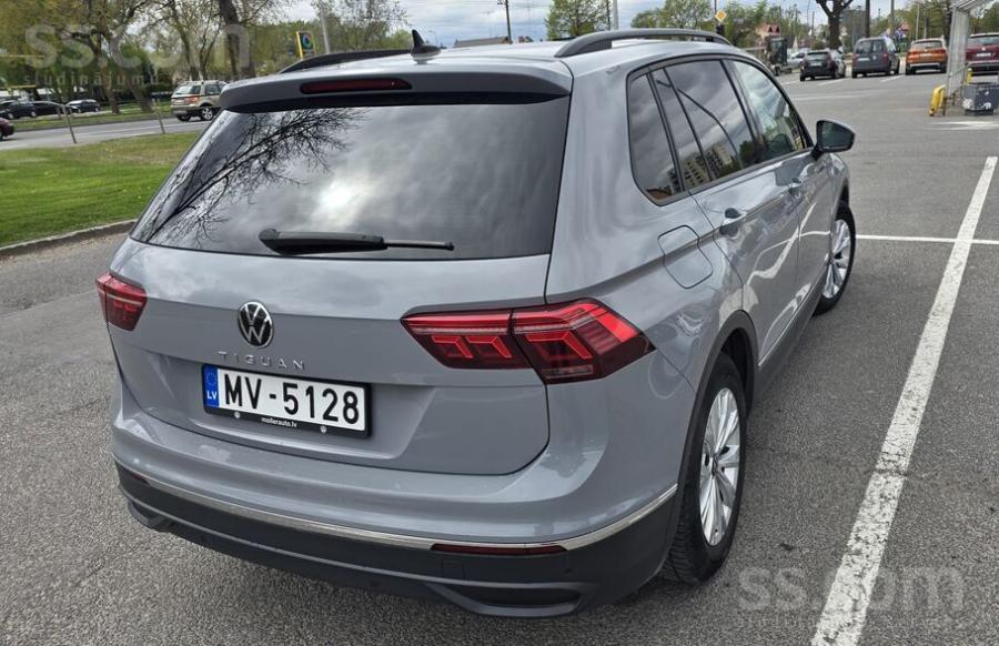 Pelēks Volkswagen Tiguan 2021 Rīga, ar dzinēja tilpumu 1.50 L un nobraukumu 64 tūkst. km par 21500 €, foto 4 vietnē AUTOMOTO.COM.LV