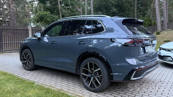 Pelēks Volkswagen Tiguan 2024 Rīga, ar dzinēja tilpumu 1.50 L un nobraukumu 33 tūkst. km par 34000 €, foto 2 vietnē AUTOMOTO.COM.LV