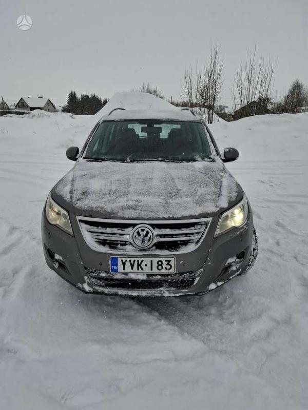 Grey Volkswagen Tiguan 2008 in Raseiniai, with an engine capacity of 2.00 L and mileage of 369 thousand km for 3600 €, photo 1 on AUTOMOTO.COM.LV