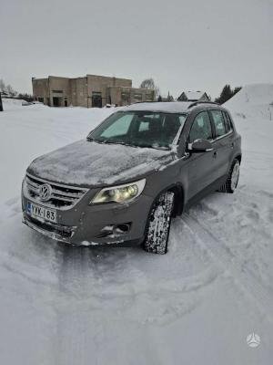 Grey Volkswagen Tiguan 2008 in Raseiniai, with an engine capacity of 2.00 L and mileage of 369 thousand km for 3600 €, photo 2 on AUTOMOTO.COM.LV